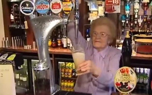 Morre Dolly Saville, considerada a barman mais velha do mundo - Época Negócios | Vida