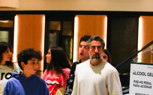 Marcos Mion faz passeio em shopping no Rio com a família - Quem | QUEM News