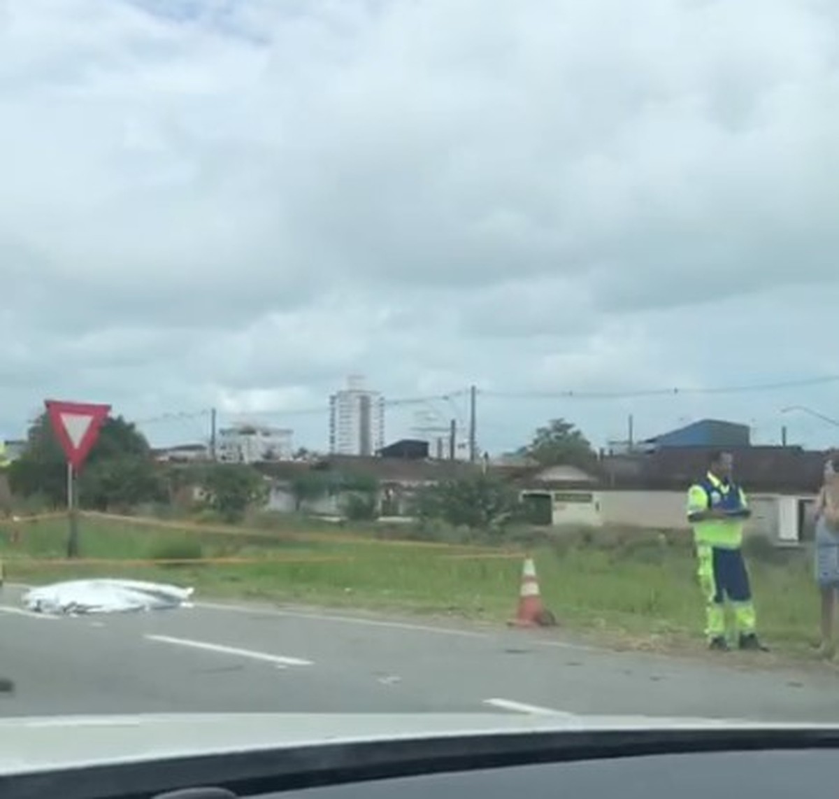 Pedestre é atropelado por moto ao atravessar rodovia no litoral de SP | Santos e Região | G1