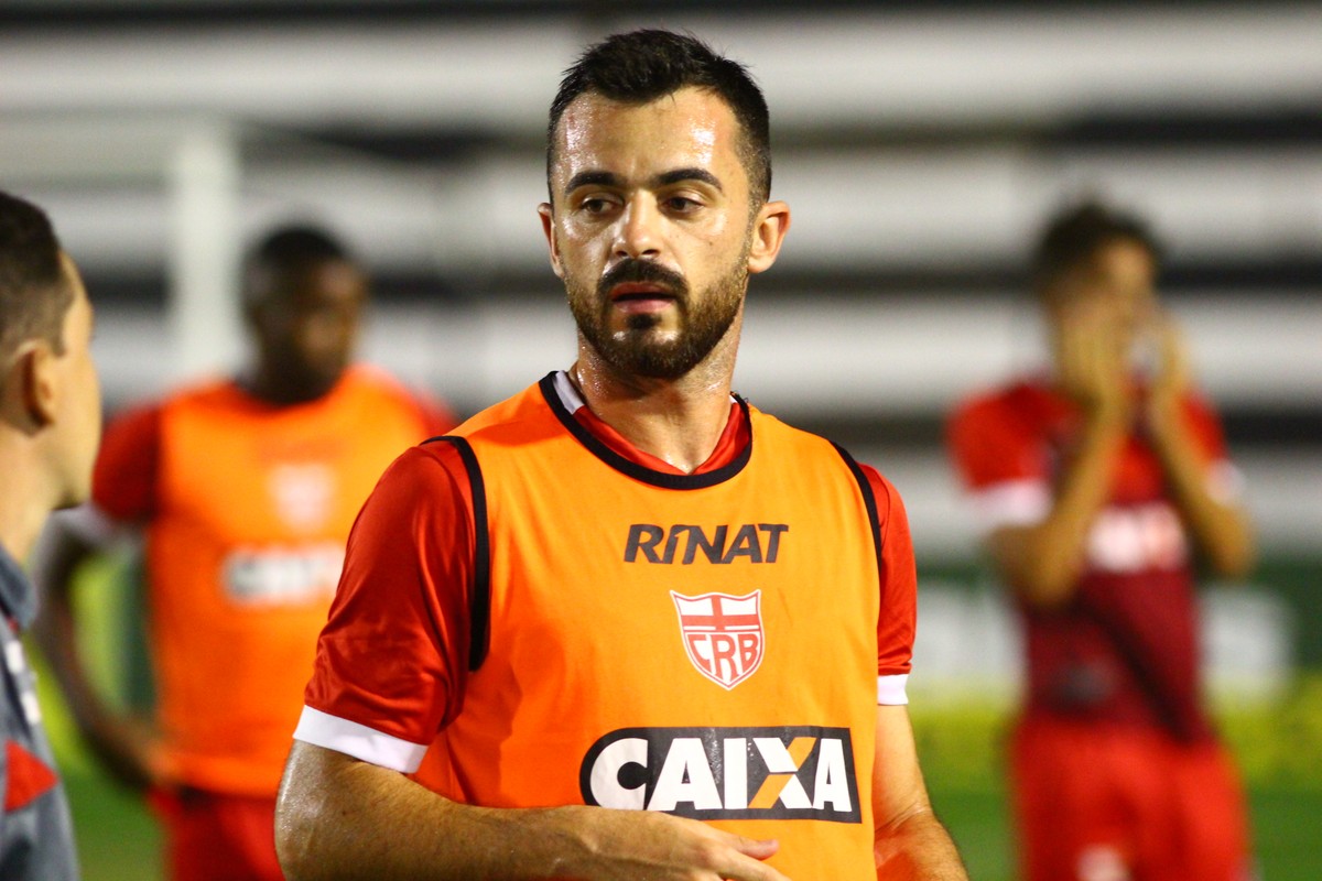 Há 4 meses sem jogar, volante Juliano deixa o CRB sem acordo | crb | ge