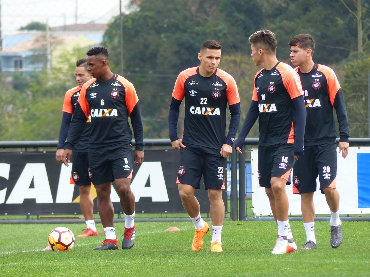 Atlético-PR treina com grupo completo antes de viajar para jogo contra ...