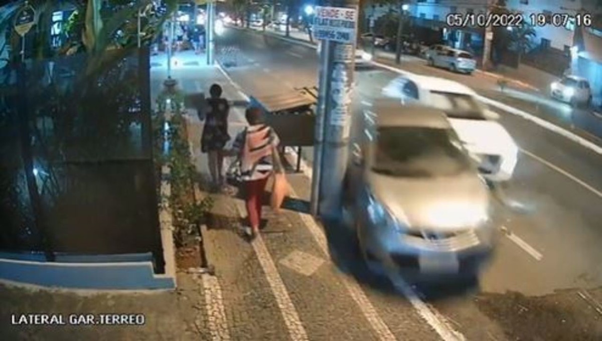 Mulheres escapam por um triz de serem atropeladas por carro parado atingido por veículo em alta ...