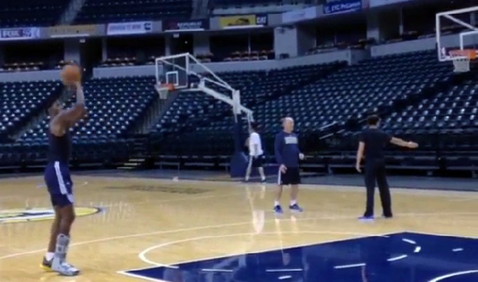 Após grave lesão, Paul George pratica arremessos com perna imobilizada ...