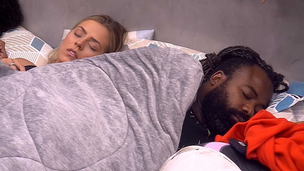 Quinteto acorrentando descansa no Quarto Ouro | casa bbb | Gshow