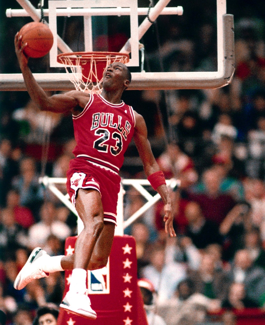 Há 30 anos, Jordan fazia cesta perfeita e era campeão de enterradas ...
