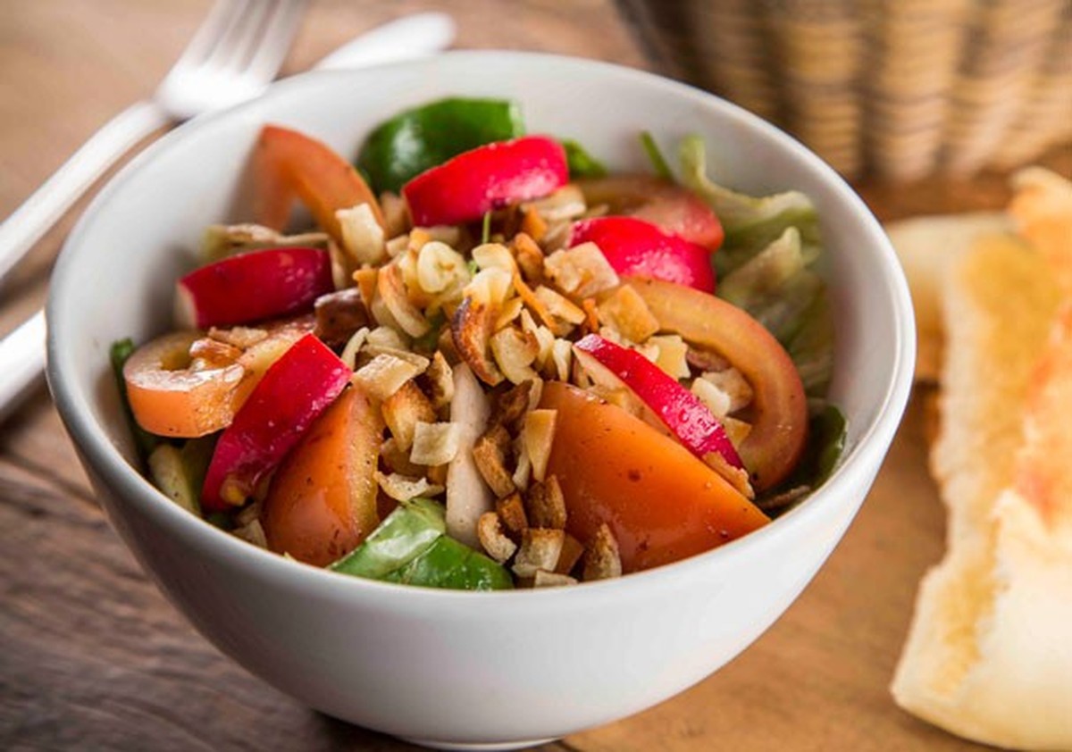 Salada fatuche é árabe e combina um mix de sabores exóticos ...