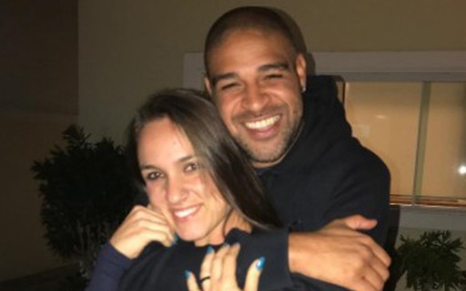 Adriano Imperador se derrete pela nova namorada: Adriano Imperador se derrete pela nova namorada: