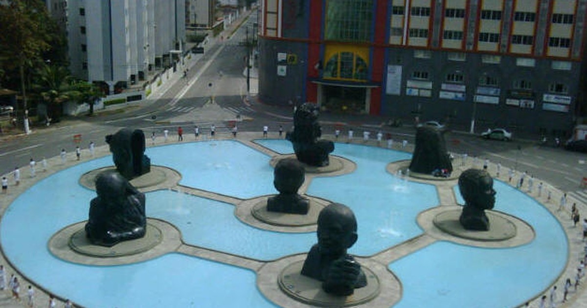 G1 - Moradores pedem paz com abraço simbólico em praça de Praia Grande ...