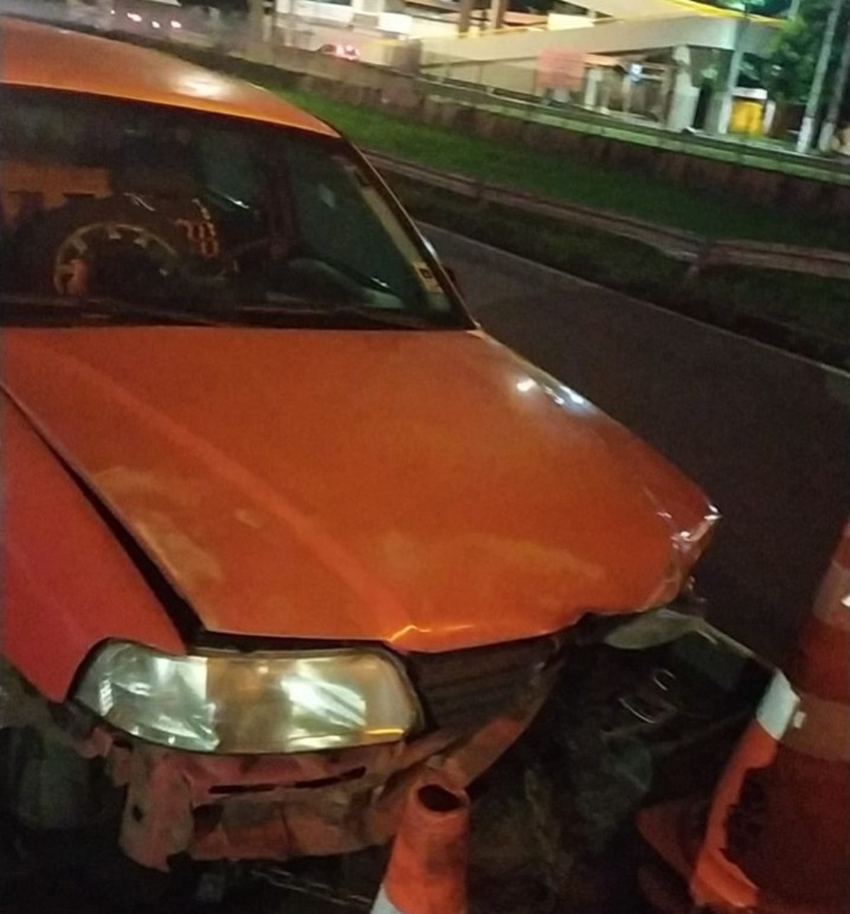 Motorista fica ferido ao perder o controle da direção de carro e tombar ...