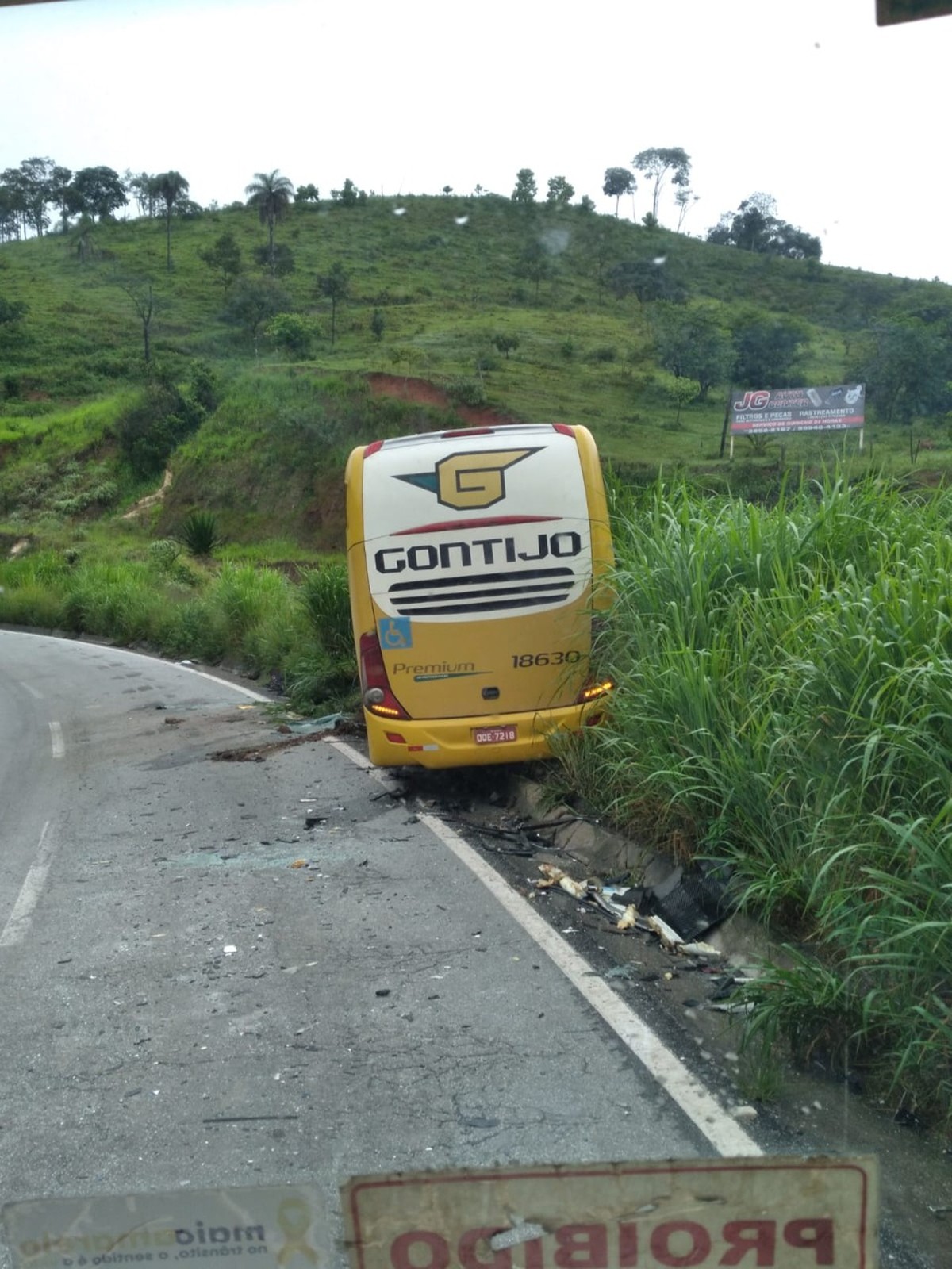 Acidente entre carreta, ônibus e carro deixa uma pessoa morta na BR-381, na Região Central de MG ...