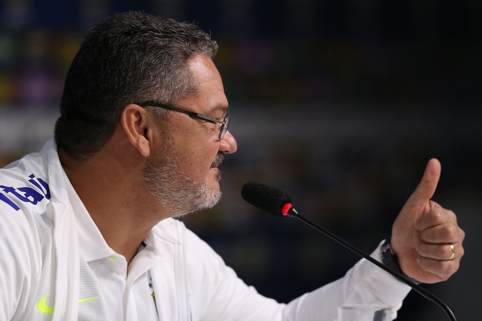 Resenha, treinos abertos e futebol em pauta: Micale "choca" no primeiro dia