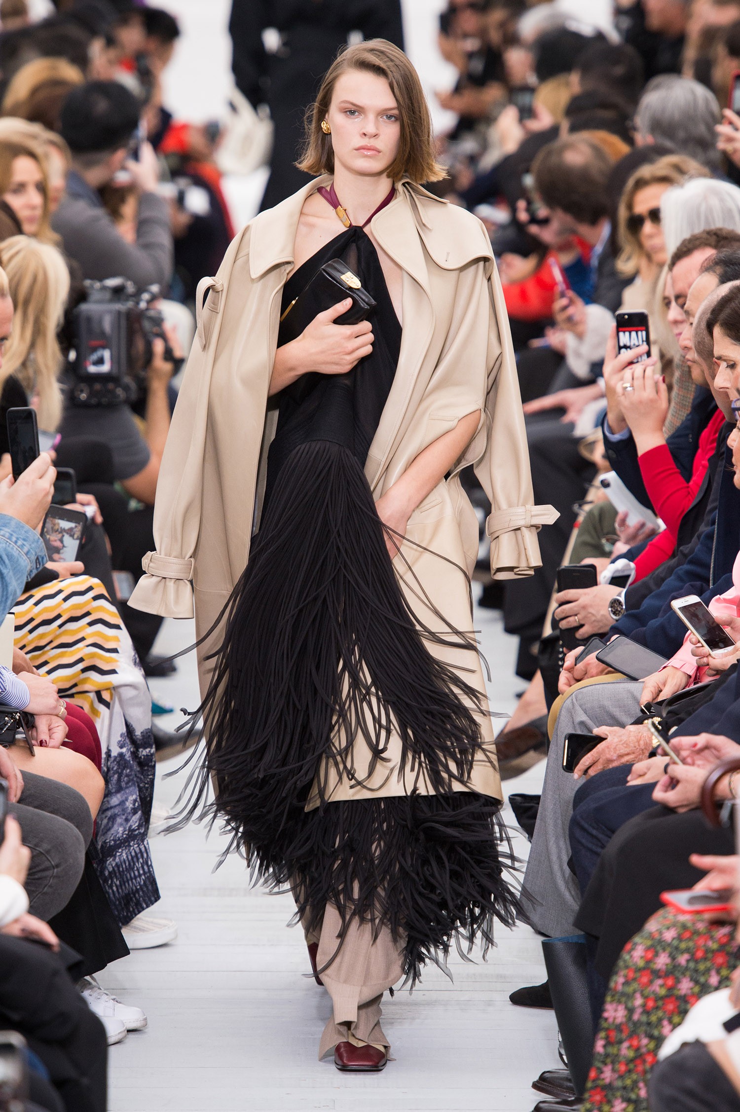 Céline brinca com o oversized de maneira fluida e suave no verão 2018 ...