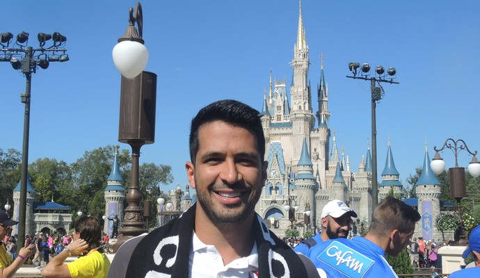 De volta à infância: Luan representa o Vasco em desfile na Disney