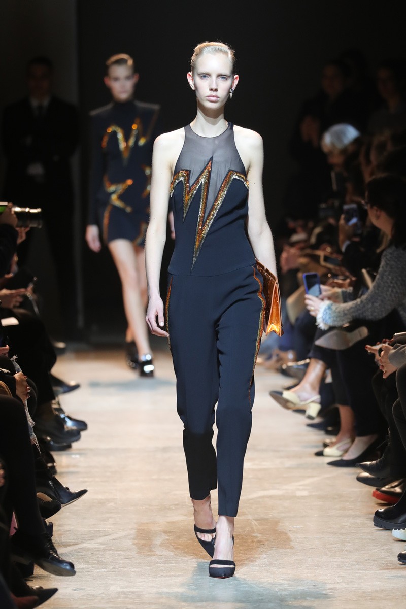 Mugler passeia em seu habitat natural com inverno 2018 oitentista ...