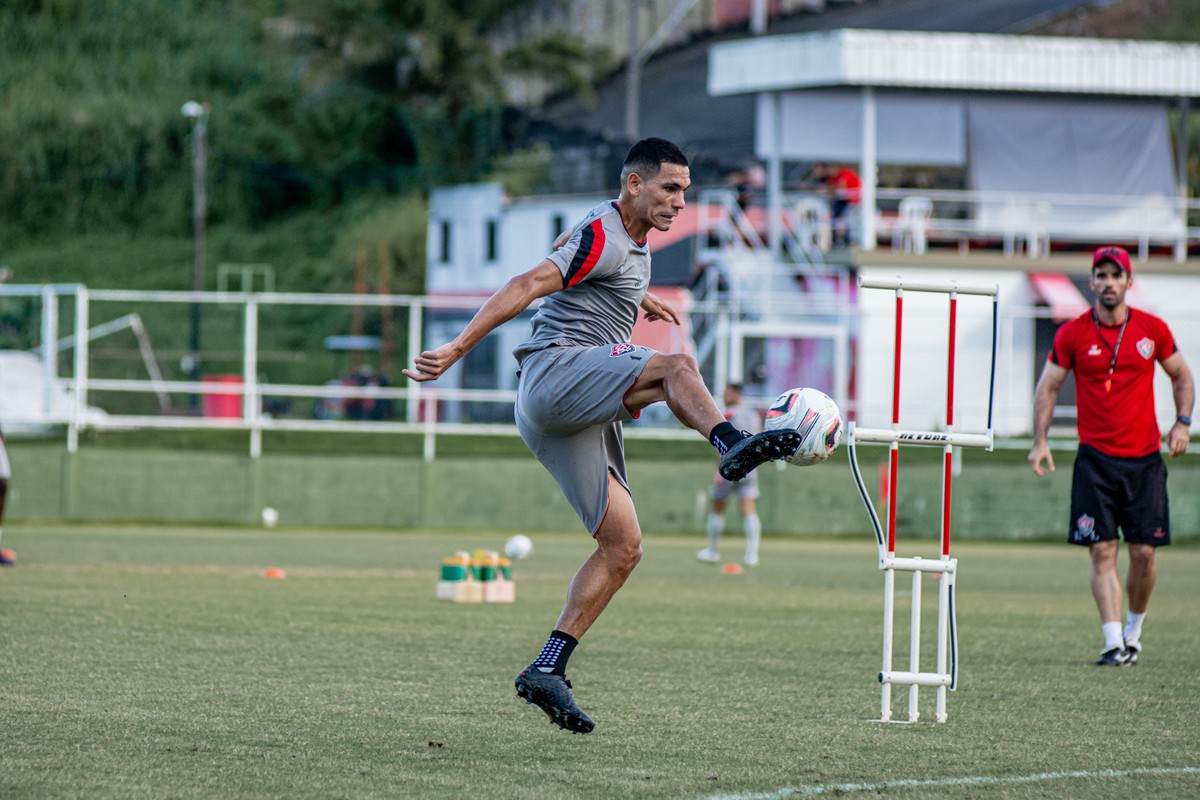 Apesar de eliminação do Vitória, Léo Gomes cobra seriedade contra o ...