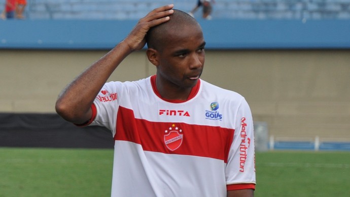 Vila perde Gustavo Bastos, contrata Douglas Assis e renova com Edson