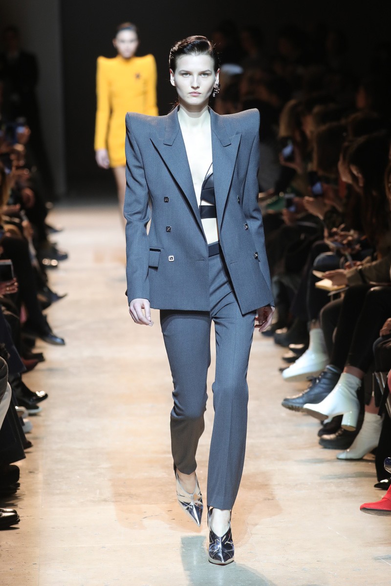 Mugler passeia em seu habitat natural com inverno 2018 oitentista ...