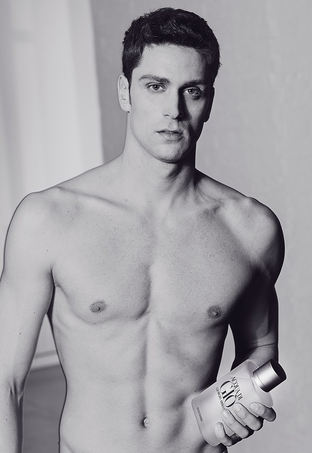 Luca Dotto, campeão italiano de natação, posa nu para campanha da ...