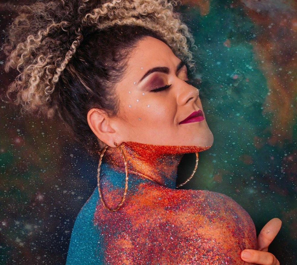 Músicas pop e soul contemporânea marcam novo show da cantora Ariel no ...