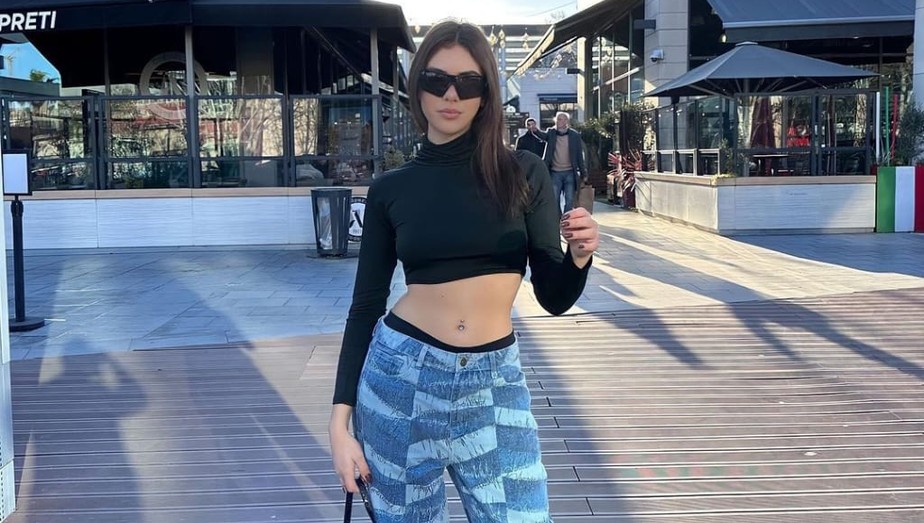 Giullia Miranda rouba a cena ao posar com minilook | Celebridades | Vogue