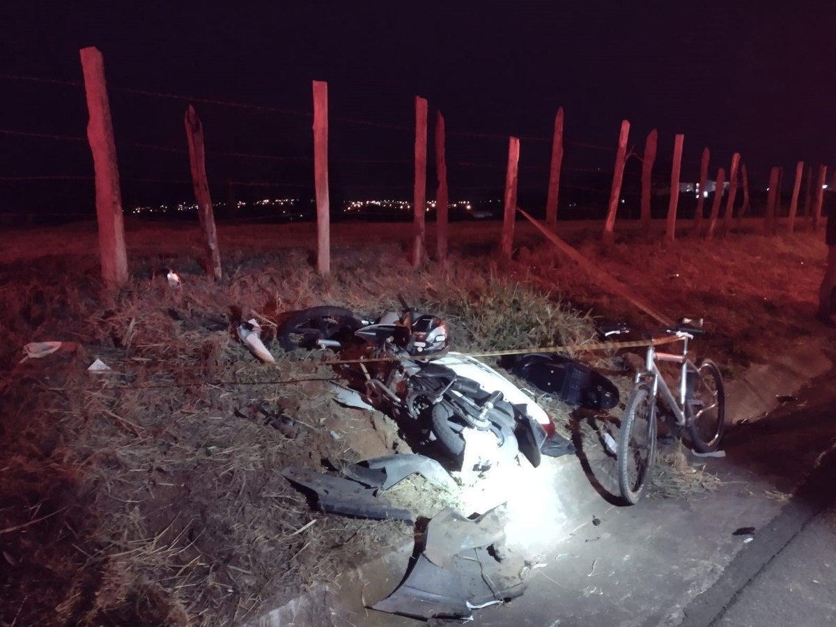 Dois Homens Ficam Feridos Após Motorista Invadir Pista Contrária E