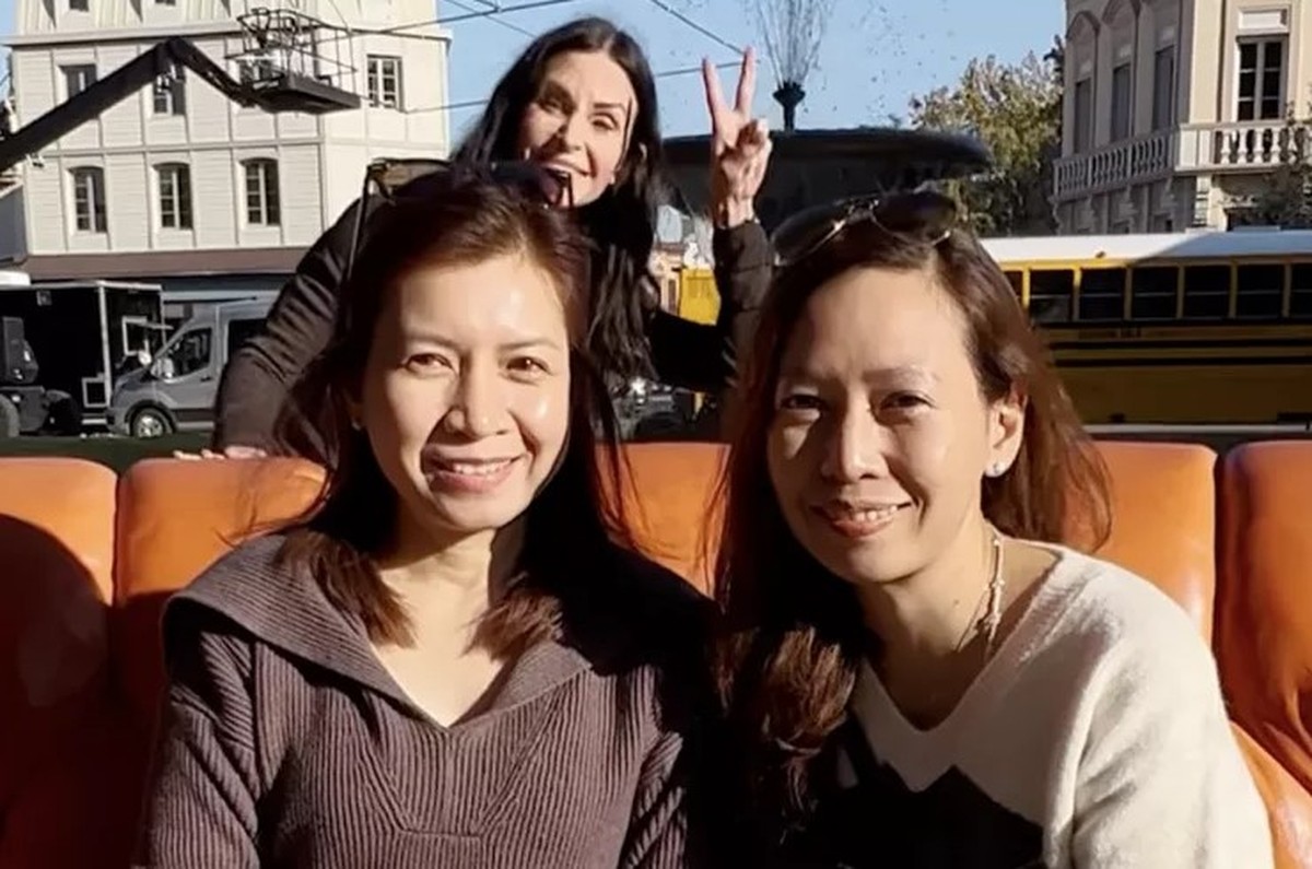 Courteney Cox invade foto e surpreende fãs de Friends em set de ...
