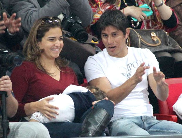De folga, Conca vai a jogo de vôlei com a esposa e o filho na China ...