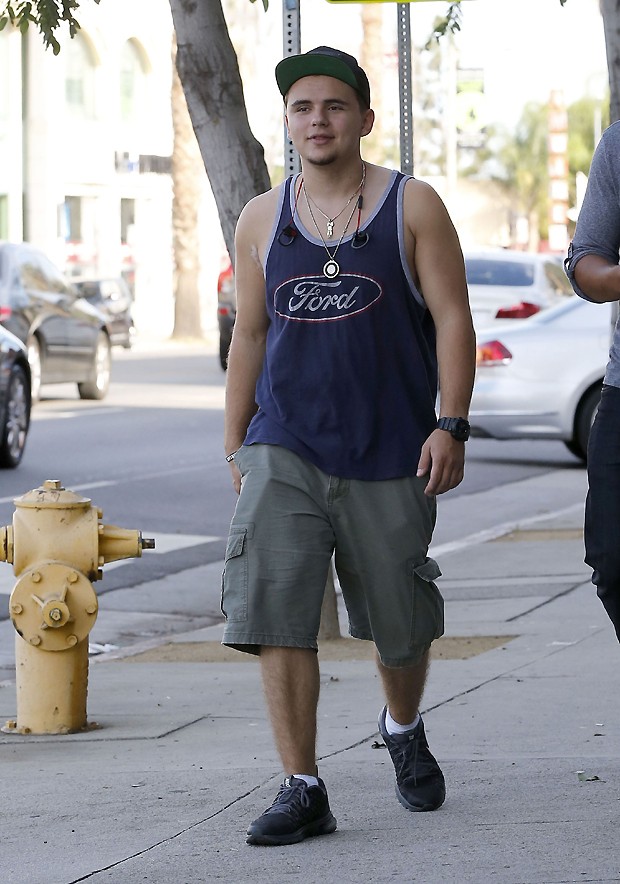 Prince Jackson aparece mais fortinho em dia de passeio, em Los Angeles ...