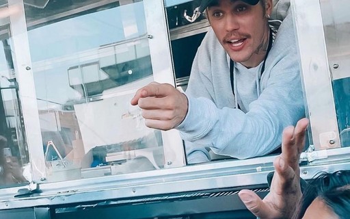 Justin Bieber surge servindo comida para fãs em food truck de 'Yummy ...