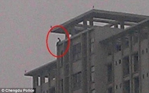 Polícia chinesa investiga mais uma morte de funcionário na Foxconn ...