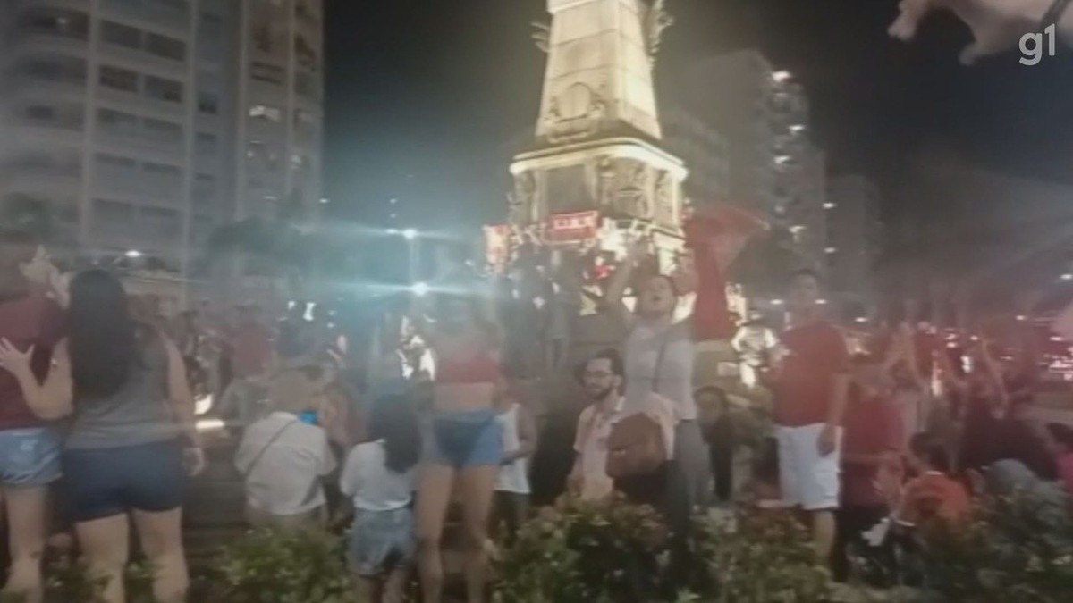 Dezenas De Pessoas Celebram A Vitória De Lula Em Santos Sp Fotos