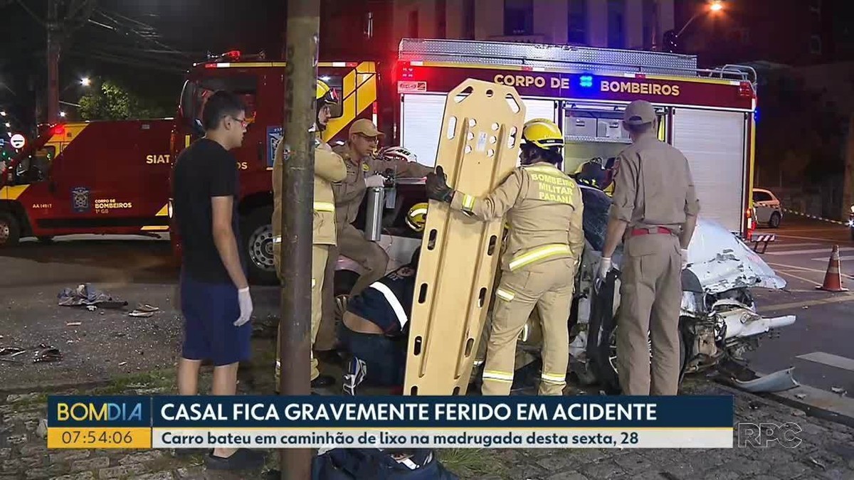 Duas pessoas ficam gravemente feridas em acidente envolvendo carro e caminhão de coleta de lixo ...