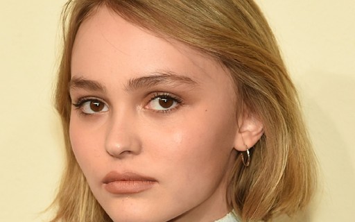 Aos 15 anos, filha de Johnny Depp vai com a mãe a desfile - Quem | QUEM ...