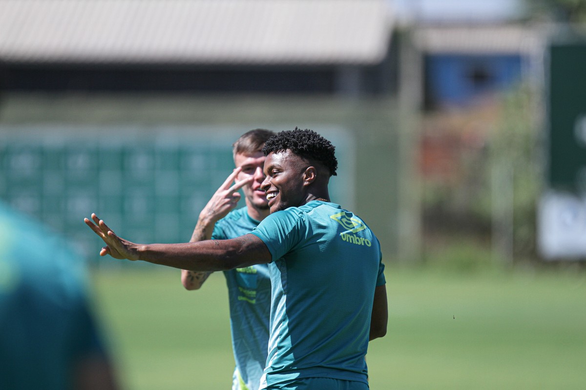 Moisés Ribeiro é relacionado e pode voltar a atuar pela Chape após dois anos e nove meses ...