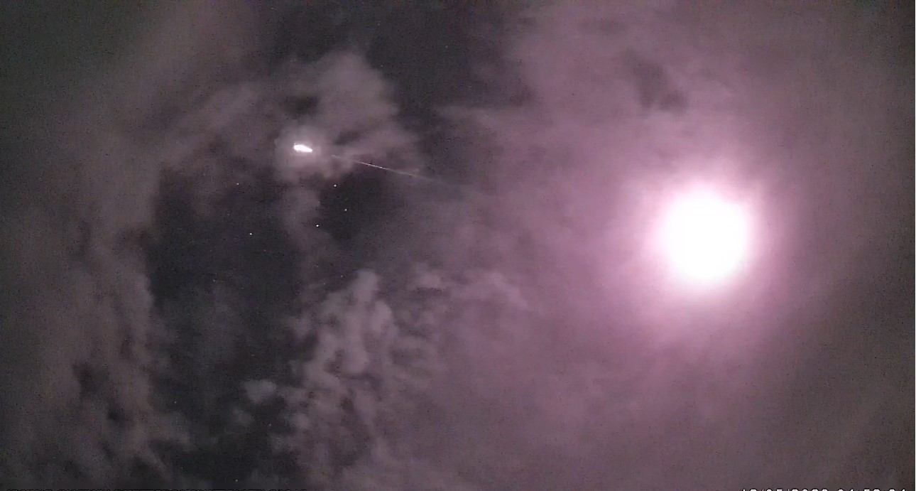 Meteoro cruza o céu e desaparece dentro de nuvem sob a luz da lua em SC ...