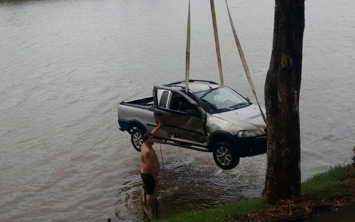Carro desgovernado desce rua e cai dentro de represa em Monte Aprazível | São José do Rio Preto ...