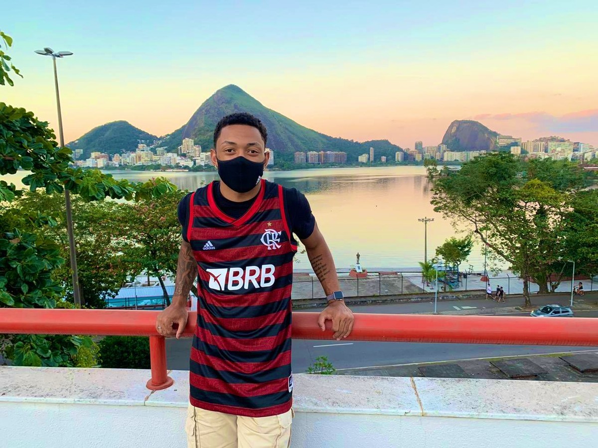 Yago Mateus é apresentando na Gávea e veste a camisa do Flamengo ...