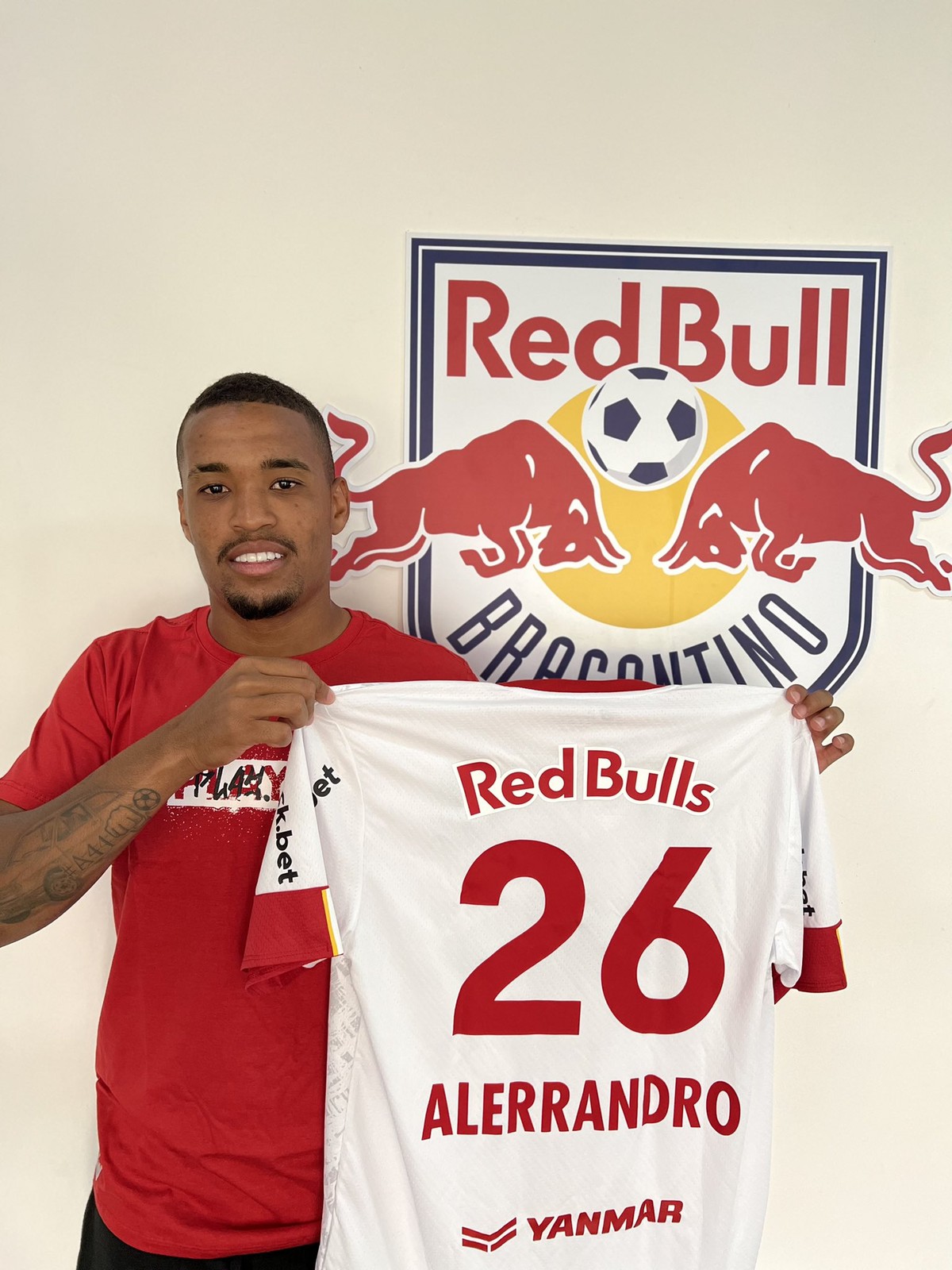 Bragantino anuncia prorrogação do contrato com Alerrandro até 2026 ...