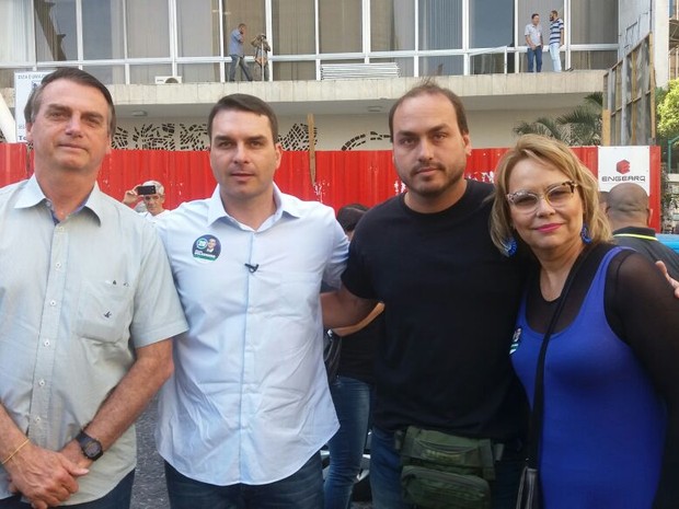 G1 - Flávio Bolsonaro volta à campanha e fala em 'enxugar máquina ...