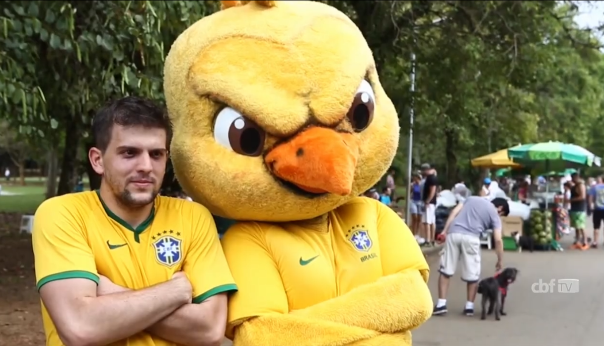 Canarinho ganha as ruas, e Uchôa observa seriedade do mascote do Brasil ...
