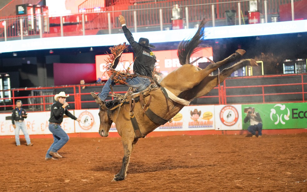 Surfista de SP troca mar e prancha por poeira e arreios para competir ...