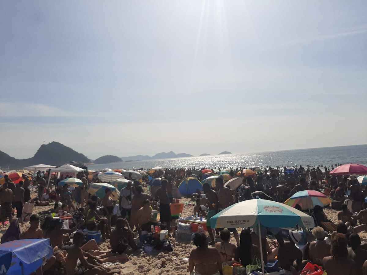 Praia de Copacabana amanhece lotada neste 1° dia do ano | Rio de ...