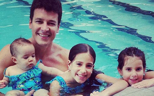 Rodrigo Faro curte piscina com as três filhas - Quem | QUEM News