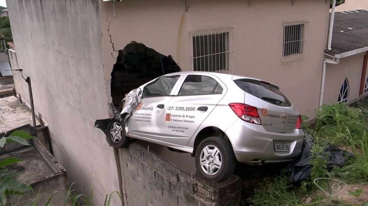 Carro que invadiu igreja após descer ladeira desgovernado ainda não foi retirado, no ES ...