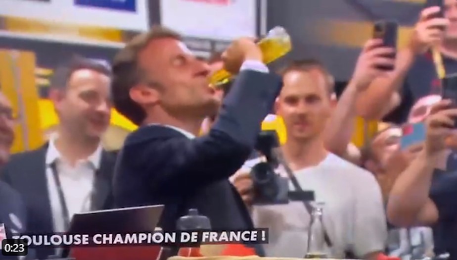 Macron 'vira' cerveja com jogadores de rúgbi e é criticado na França ...