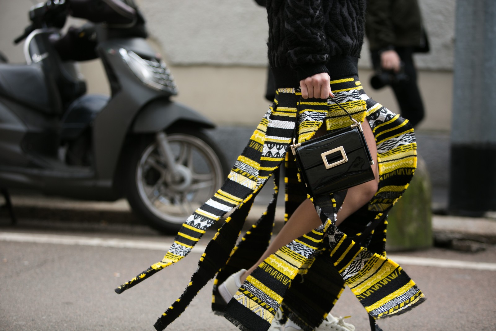 Streetstyle: a ordem é se divertir pelas ruas durante a semana de moda de Milão | Tendência | Vogue