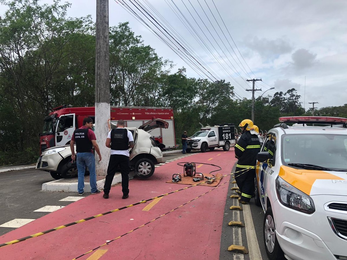 Motorista morre ao carro bater em poste no ES | Espírito Santo | G1