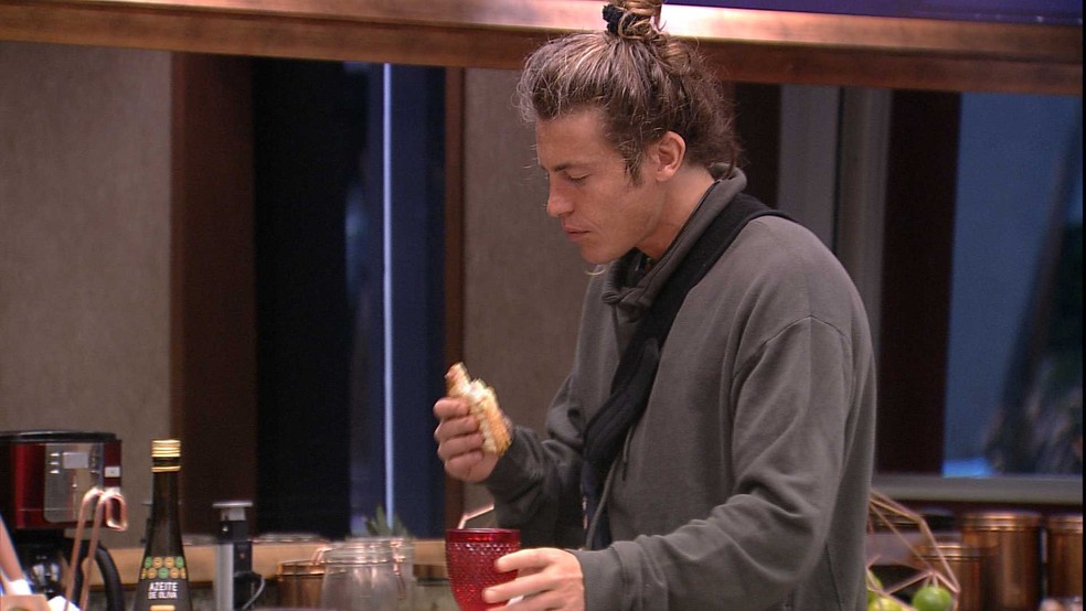 Alberto Mezzetti prepara o terceiro sanduíche do dia | casa bbb | Gshow