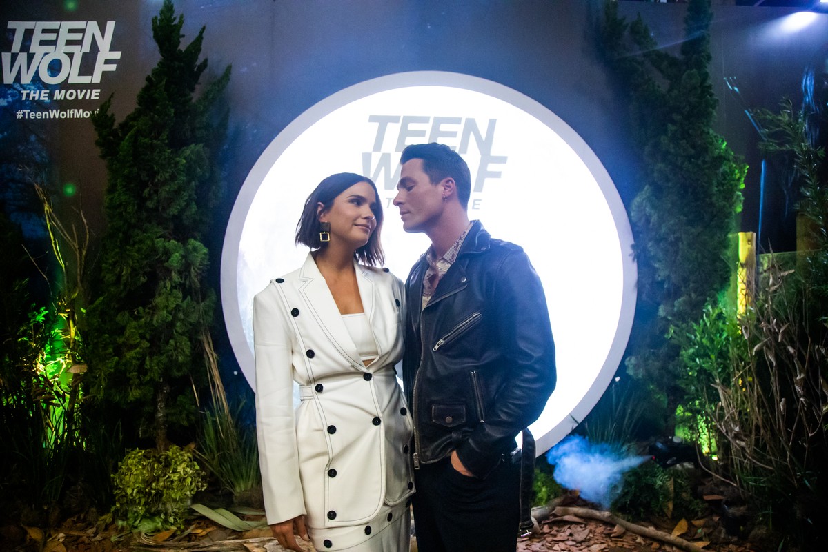 Shelley Hennig e Colton Haynes promovem filme de 'Teen Wolf' na CCXP22