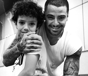 Felipe Titto, o mordomo de Amor à Vida, tatua nome do filho - ÉPOCA ...